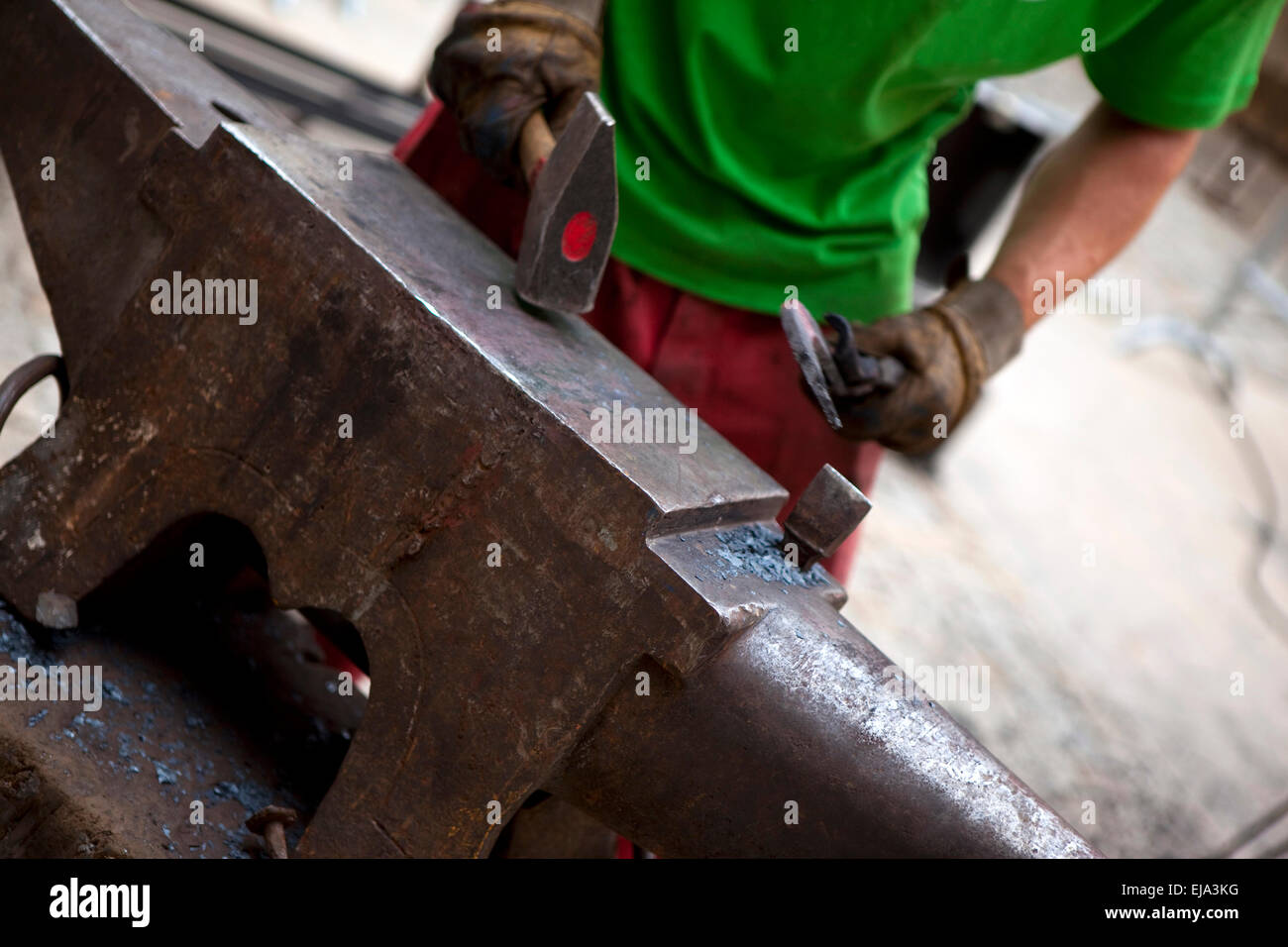 Blacksmith and anvil hi-res stock photography and images - Alamy