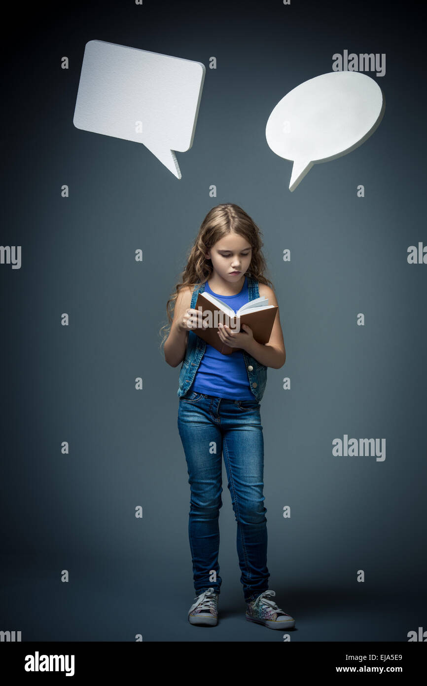 Reading girl hi-res stock photography and images - Alamy