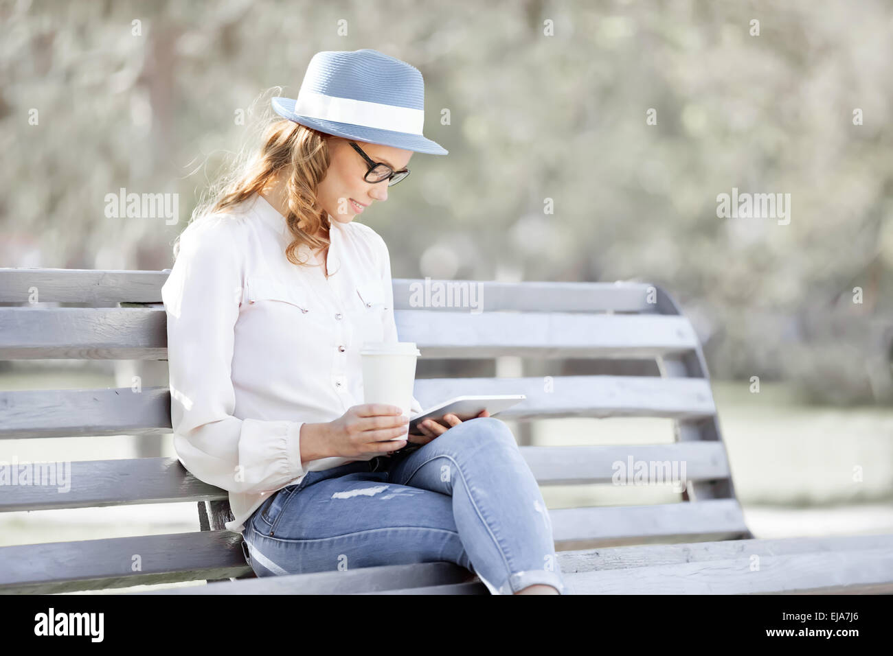 Bench morning hi-res stock photography and images - Alamy