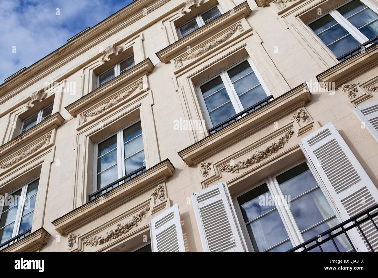 Facade of a French building in Bordeaux, France Stock Photo - Alamy