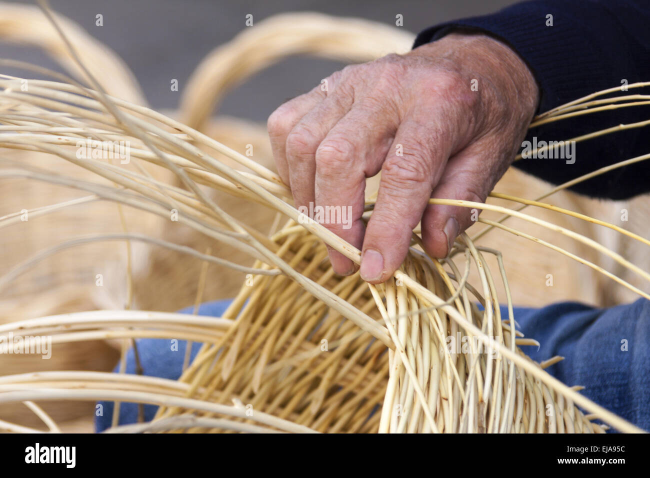 Naturmaterial flechten hi-res stock photography and images - Alamy