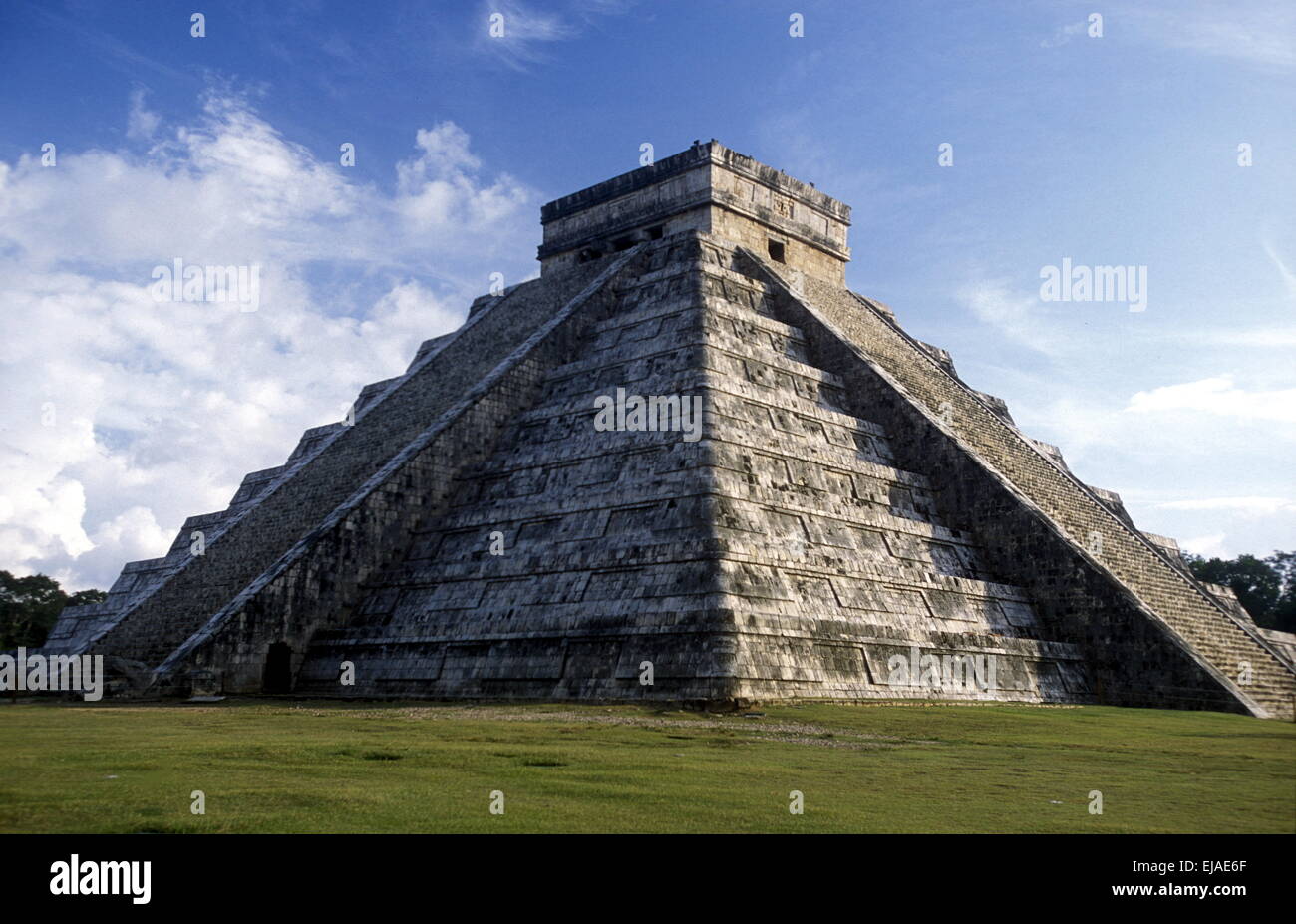 Yucatan pyramide hi-res stock photography and images - Alamy