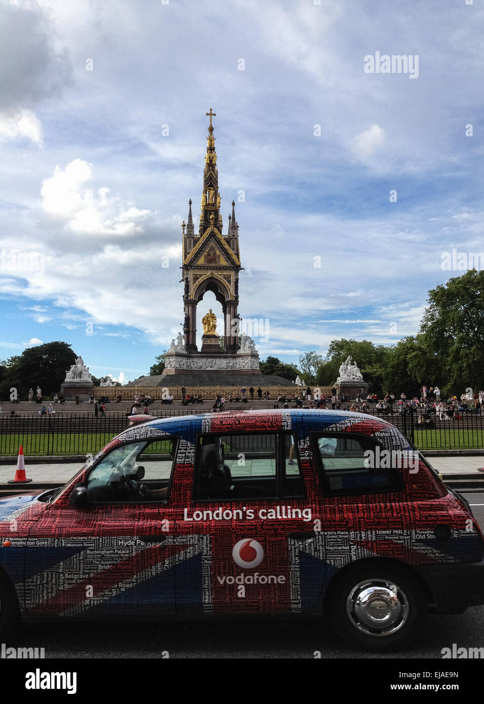 Albert Memorial and taxi cab in Union Flag (Jack) colours Stock Photo ...