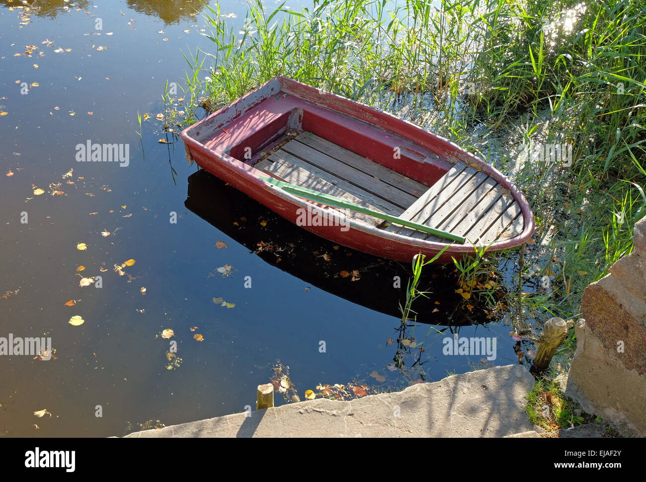 Red and green rowing boat hi-res stock photography and images - Alamy