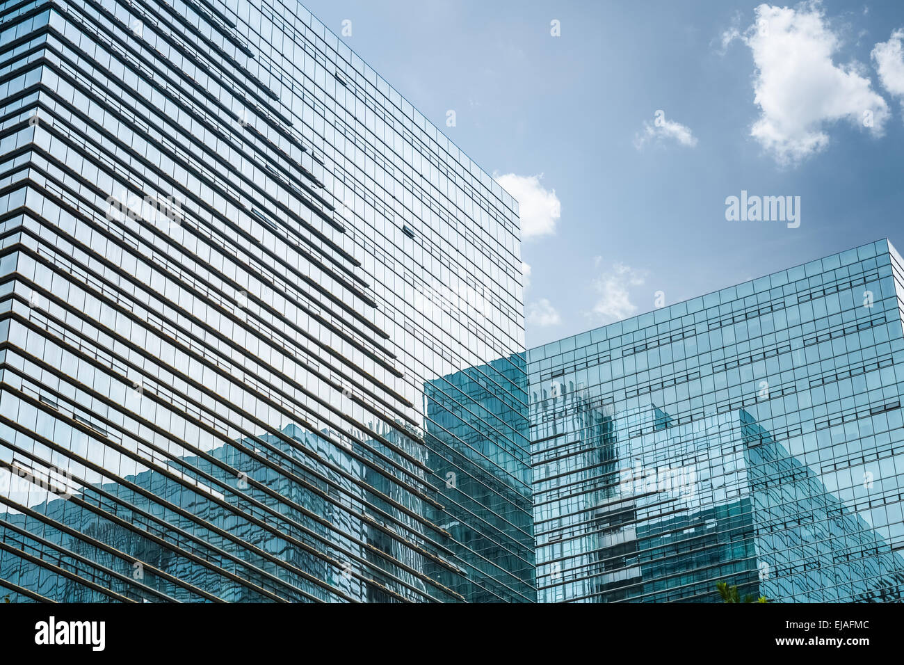 Modern glass building sky hi-res stock photography and images - Alamy