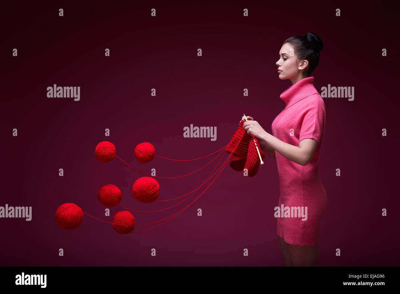 Girl knitting hi-res stock photography and images - Alamy