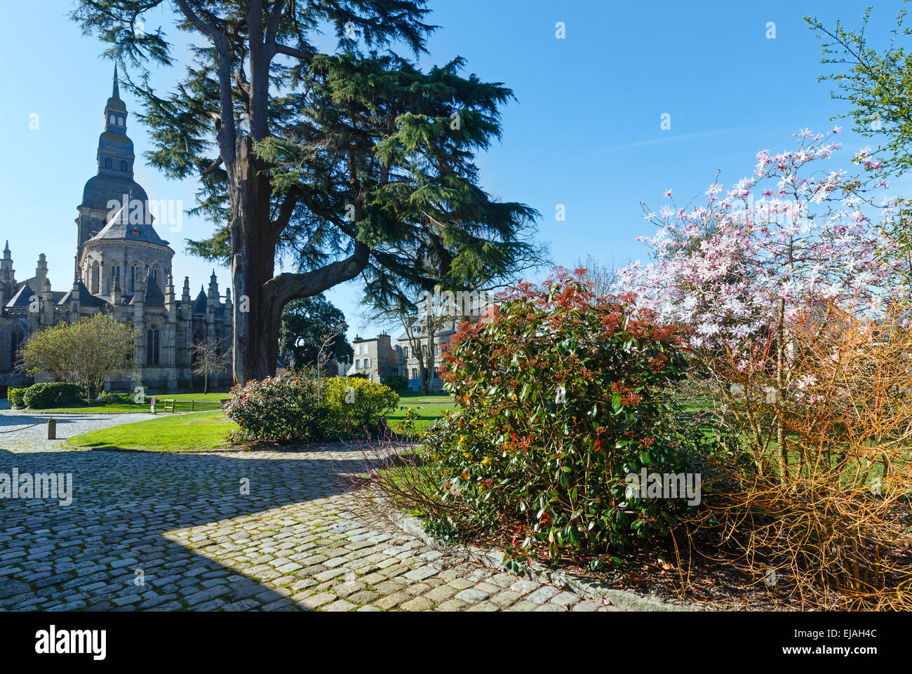 Dinan cathedral hi-res stock photography and images - Alamy
