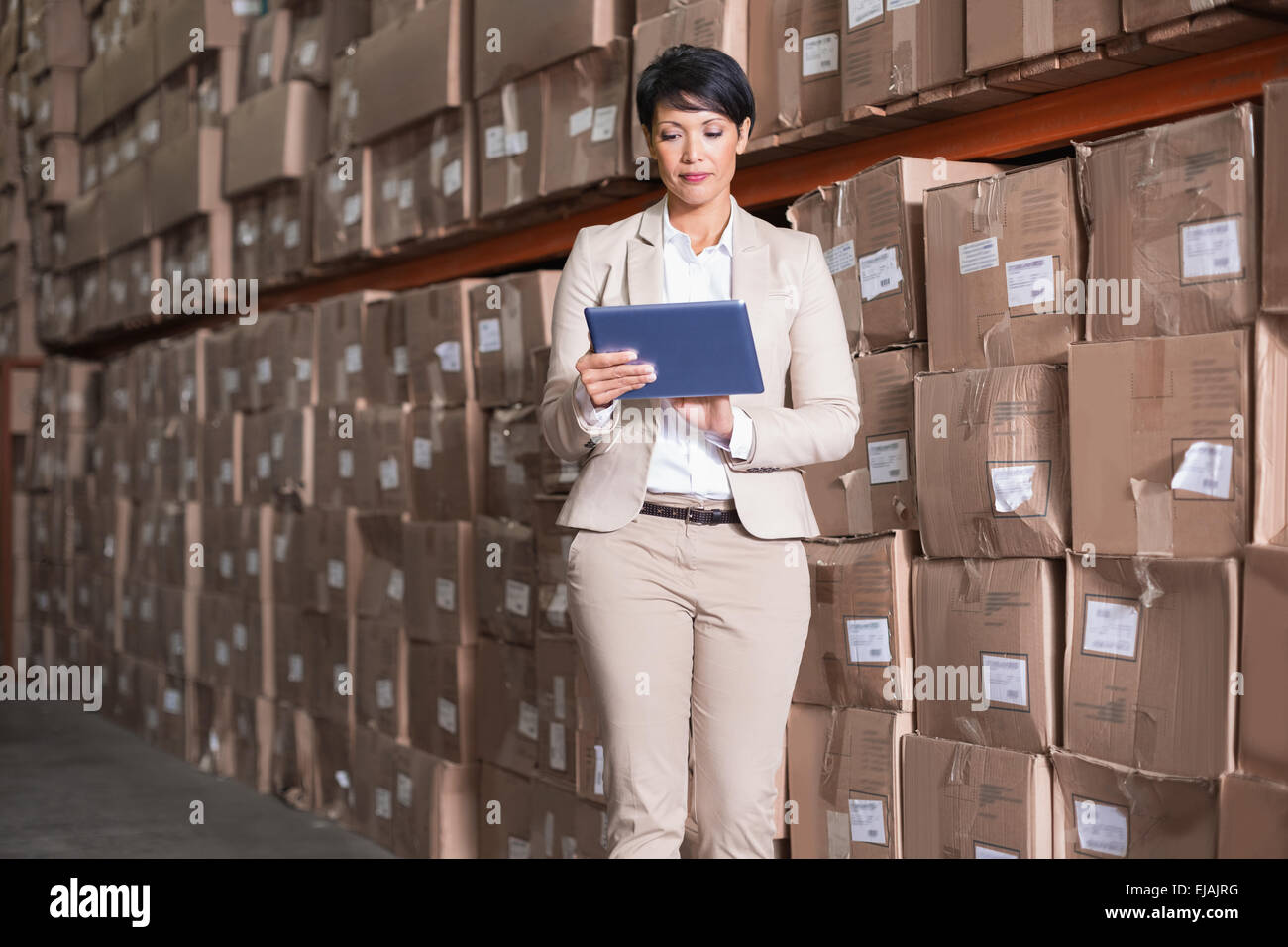 Warehouse manager using tablet hi-res stock photography and images - Alamy