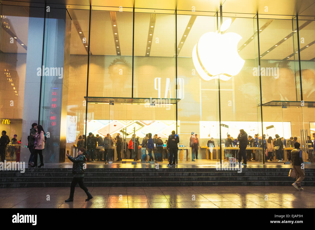 Apple flagship store in shanghai hi-res stock photography and images ...