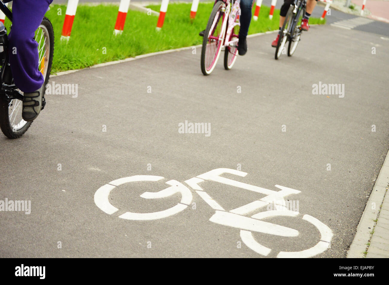 Bicycle road sign and bike rider Stock Photo - Alamy