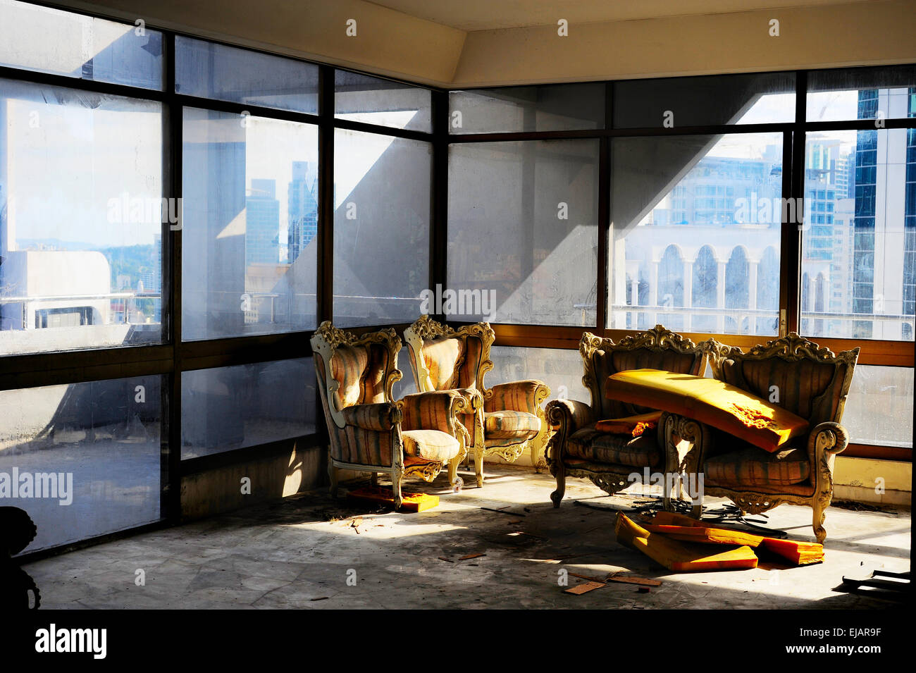 Horizontal skyscraper interior hi-res stock photography and images - Alamy