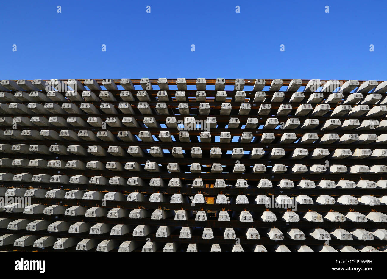 warehouse railroad tracks Stock Photo - Alamy