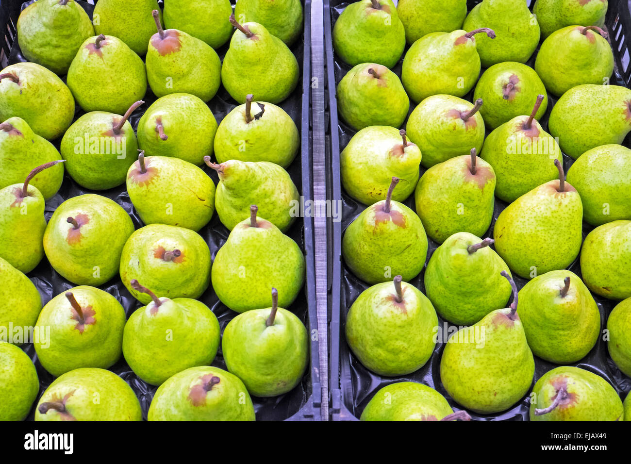 Green pears for sale at a market Stock Photo - Alamy