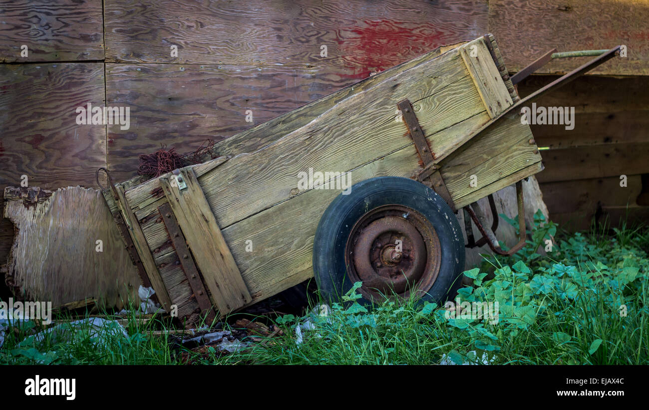 Old broken cart wheel hi-res stock photography and images - Alamy