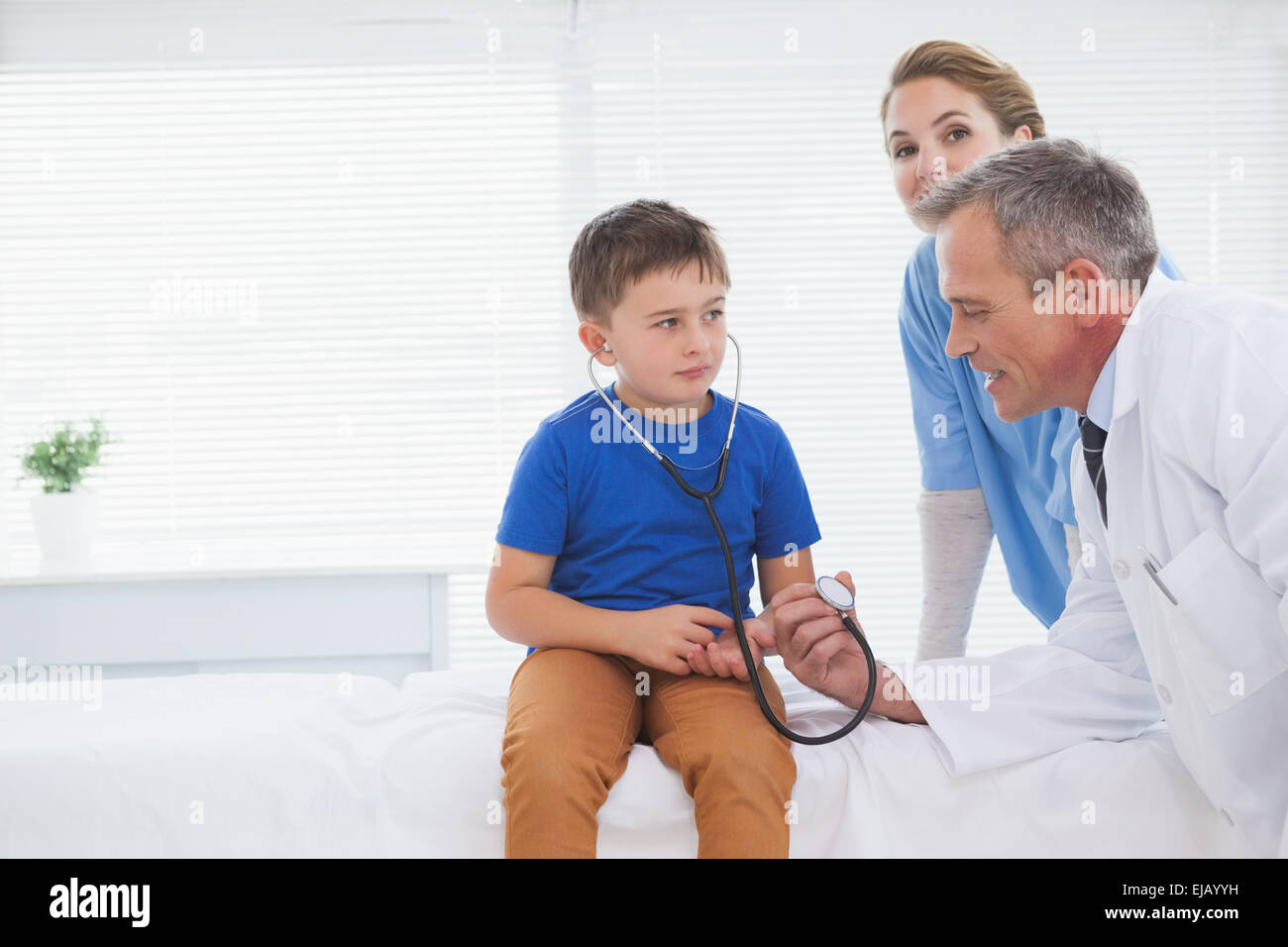 Doctor showing how to use a stethoscope Stock Photo - Alamy