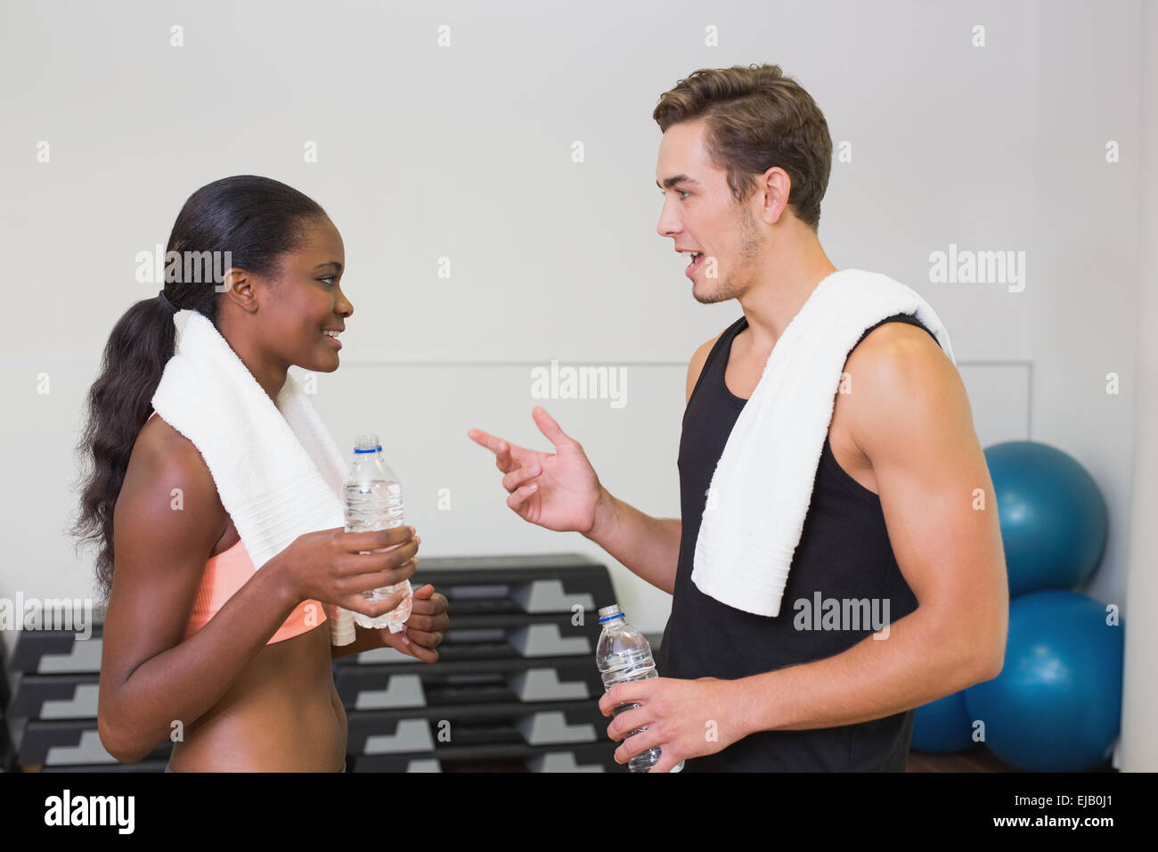 Personal trainer and client chatting Stock Photo - Alamy