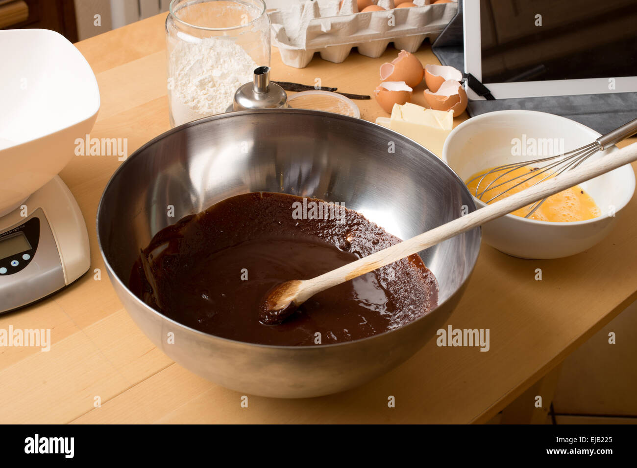 Woman hands mixing melted chocolate in the kitchen Stock Photo - Alamy