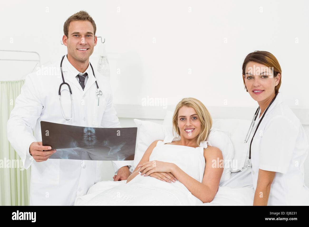Doctors and patient with x-ray in hospital Stock Photo - Alamy
