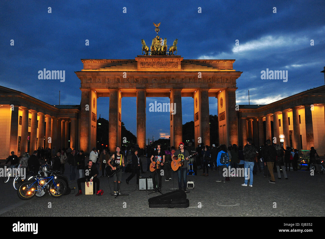 Brandenburger tor brandenburger tor symbol berlin deutschland menschen ...