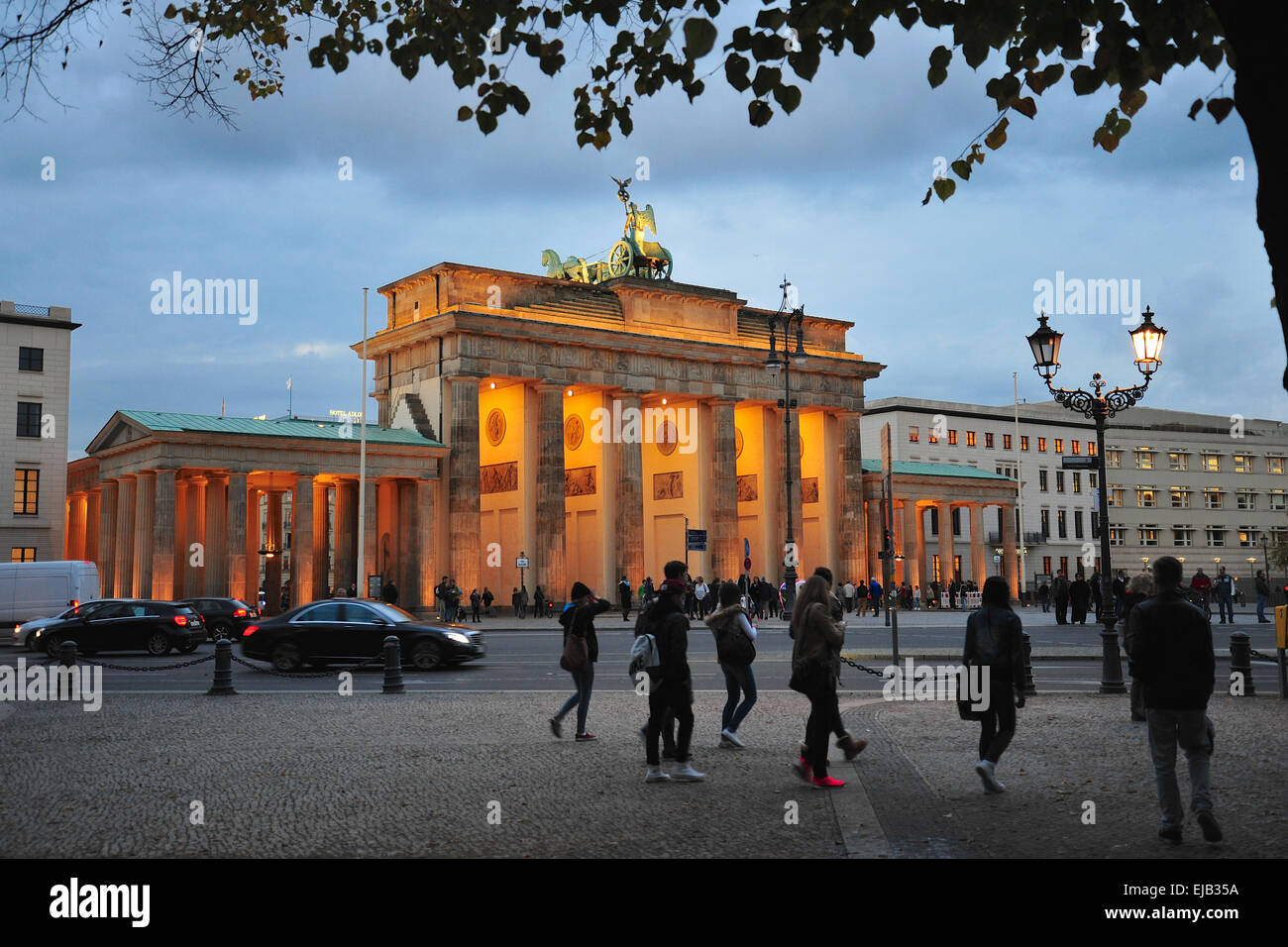 Brandenburger tor brandenburger tor symbol berlin deutschland menschen ...