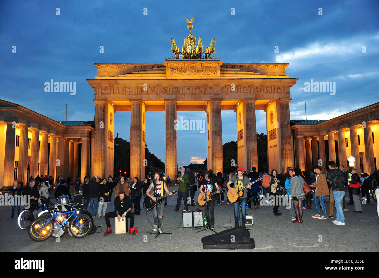 Brandenburger tor brandenburger tor symbol berlin deutschland menschen ...