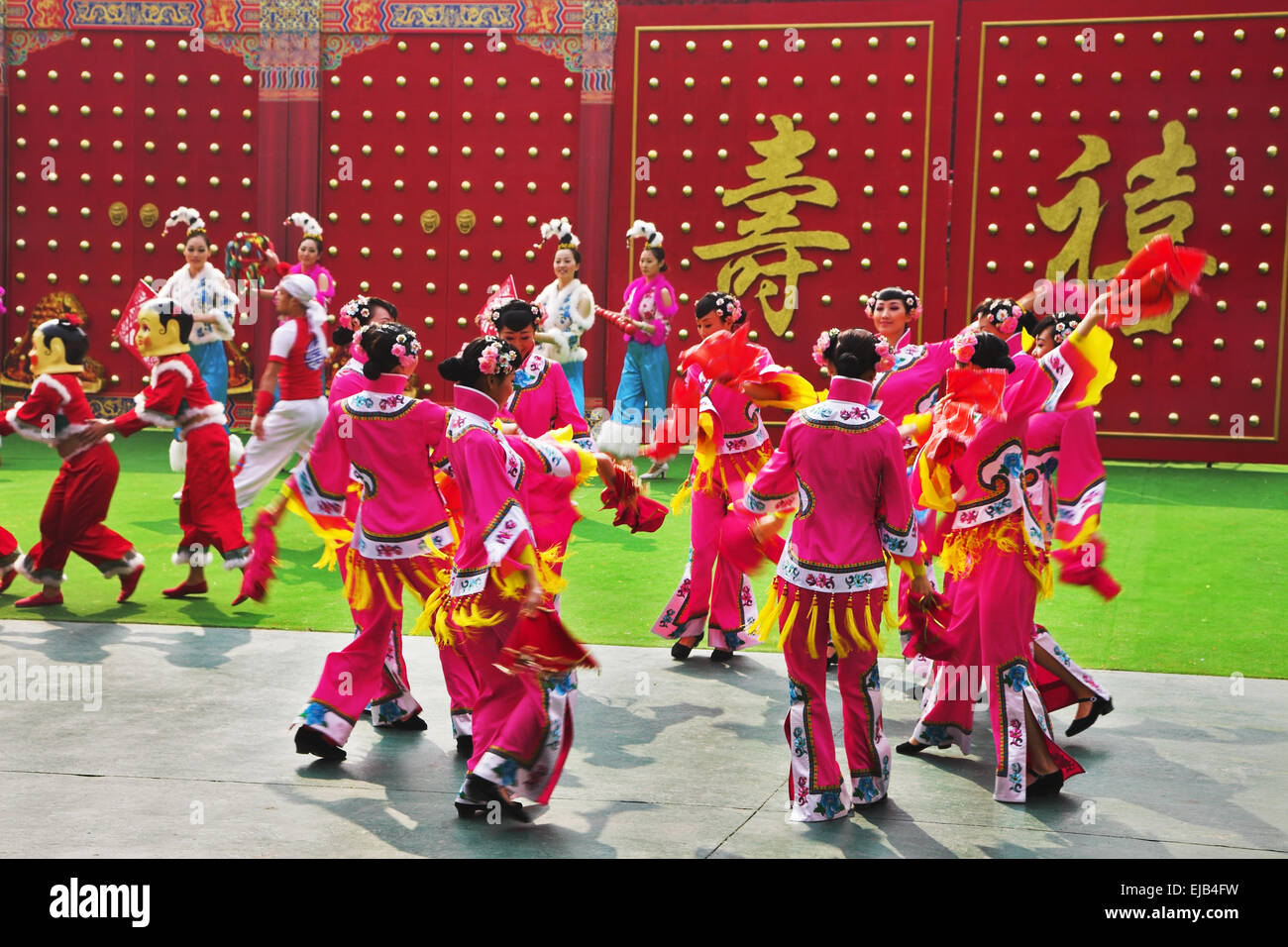 Performance of the Chinese dancing ensemble Stock Photo - Alamy