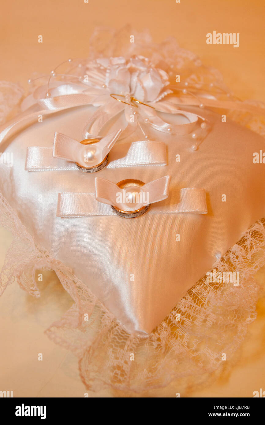 Elegant gold wedding rings hi-res stock photography and images - Alamy