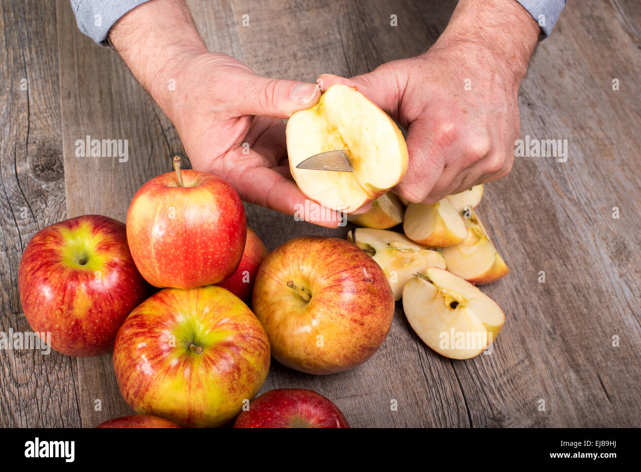Human hands holding apples hi-res stock photography and images - Alamy