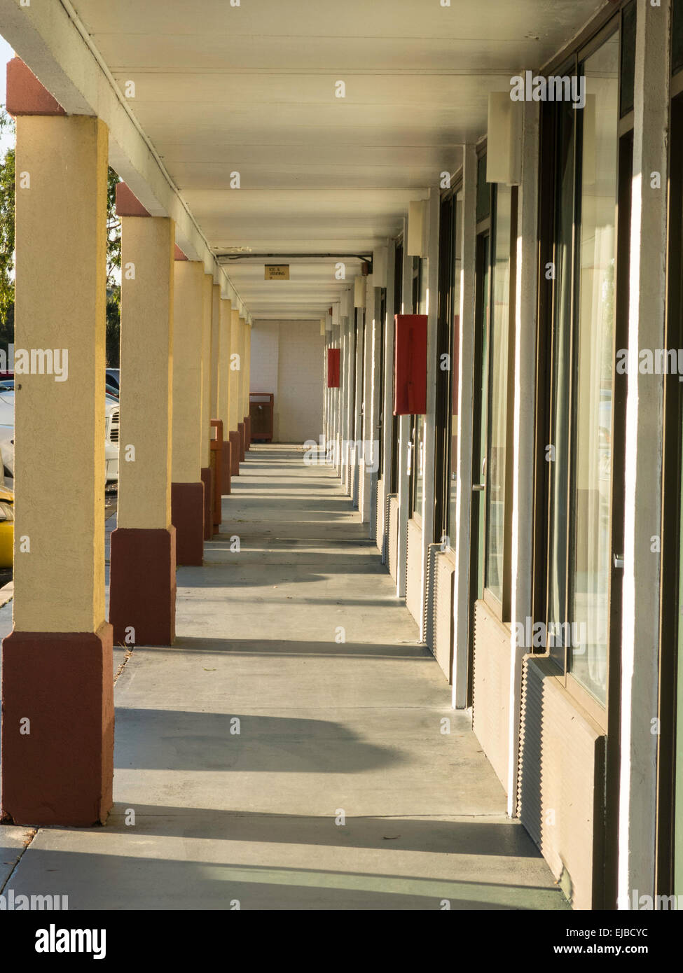 Breezeway motel hi-res stock photography and images - Alamy