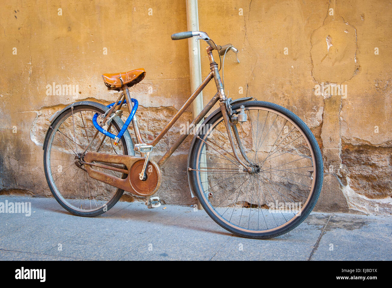 Old rusty old fashioned bicycle hi-res stock photography and images - Alamy