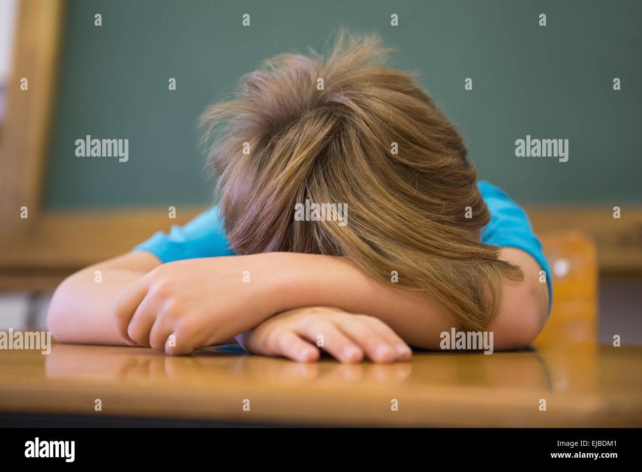 Sleepy pupil napping at desk in classroom Stock Photo - Alamy
