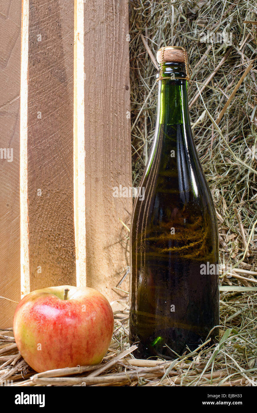 bottle of cider with a apples and straw Stock Photo - Alamy