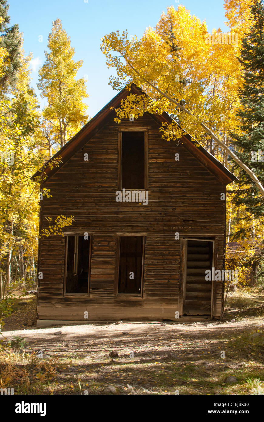 Old cabin in fall color hi-res stock photography and images - Alamy