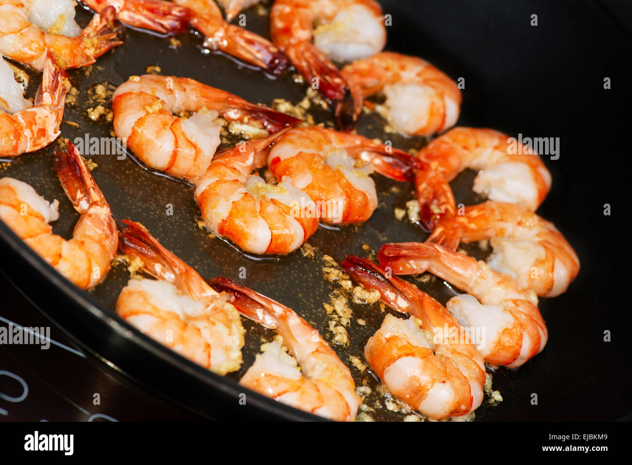 Fried shrimp in skillet cooking Stock Photo - Alamy