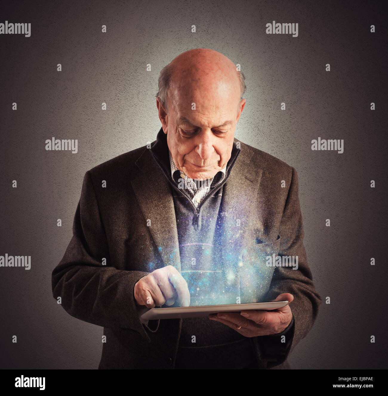 Senior uses tablet Stock Photo - Alamy