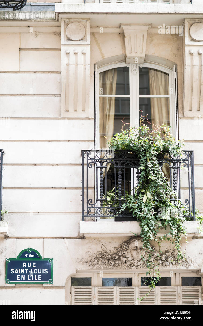 Paris window balcony hi-res stock photography and images - Alamy