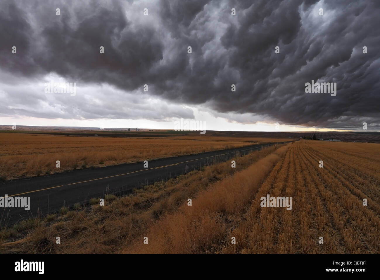 Rural roads hi-res stock photography and images - Alamy