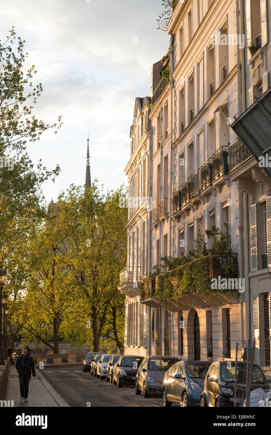 Apartment buildings in paris hi-res stock photography and images - Alamy