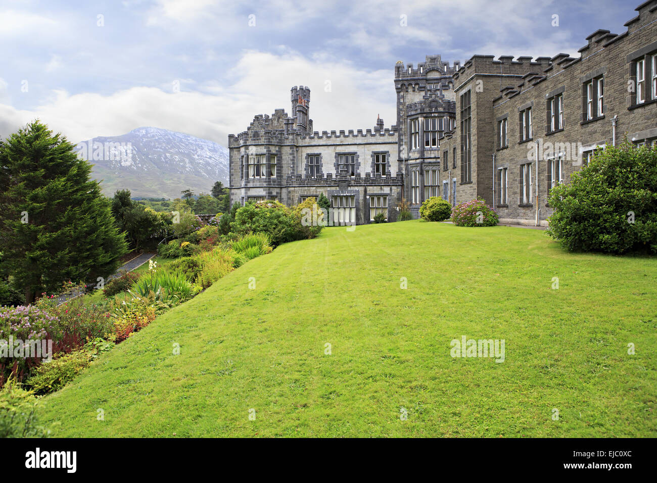 Kylemore abbey beautiful castle hi-res stock photography and images - Alamy
