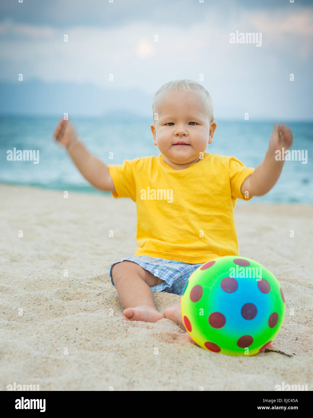 Toddler beach ball hi-res stock photography and images - Alamy