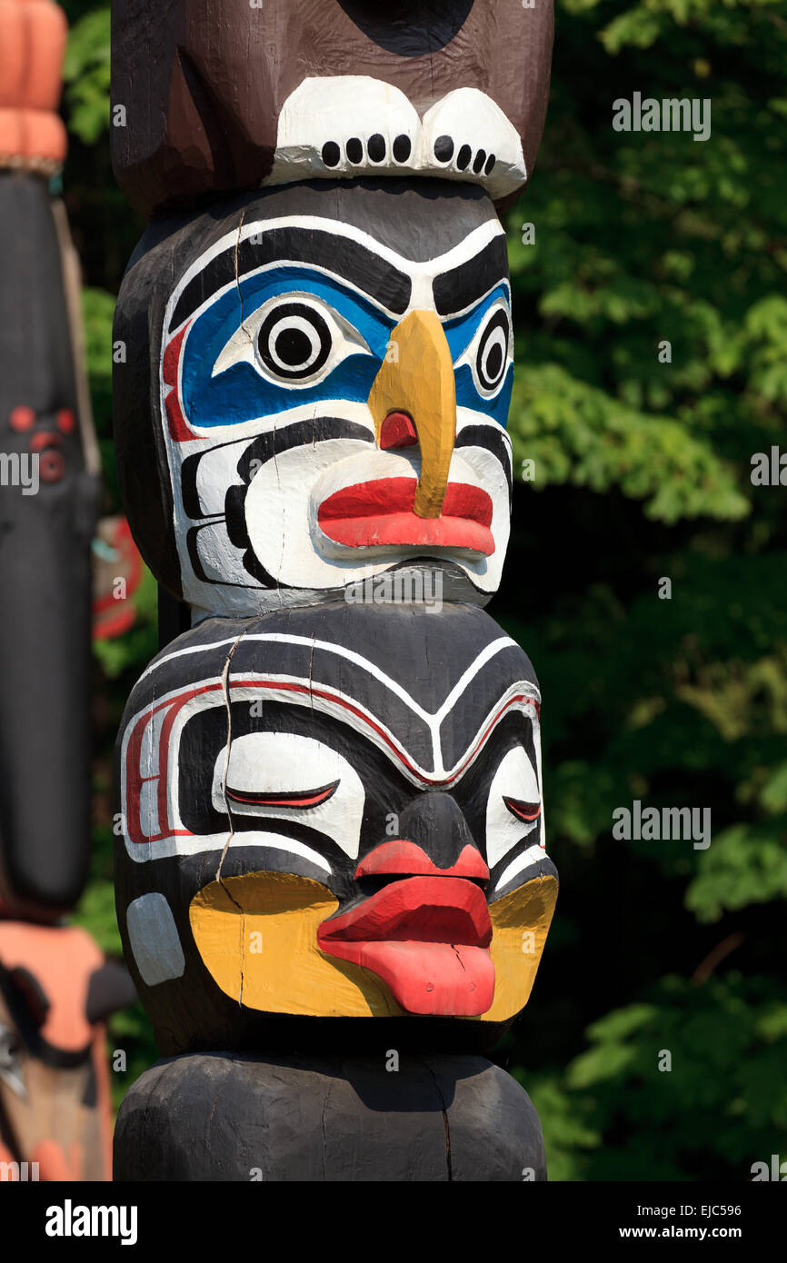 Wolf totem pole hi-res stock photography and images - Alamy