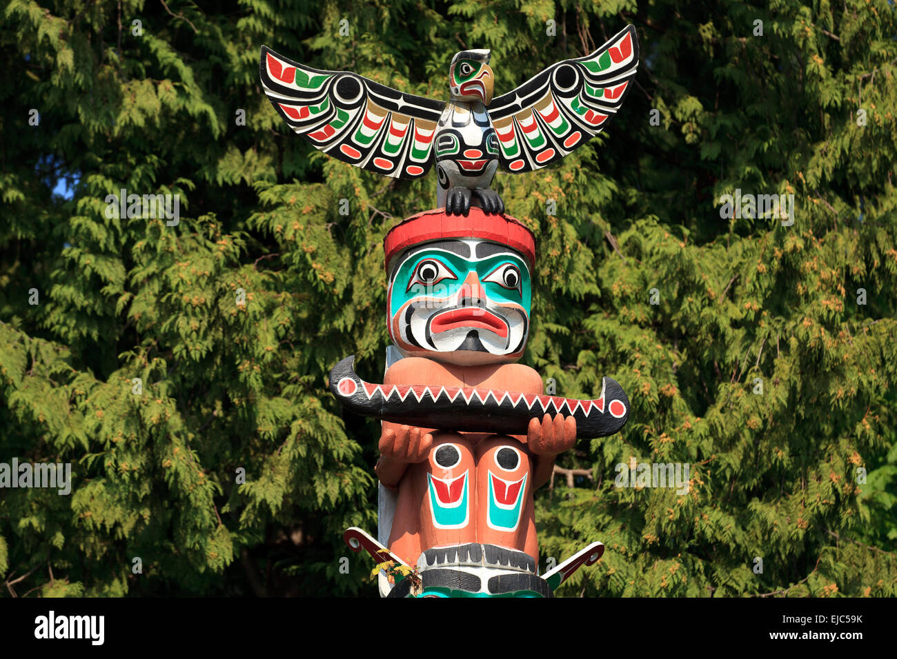 Wolf totem pole hi-res stock photography and images - Alamy