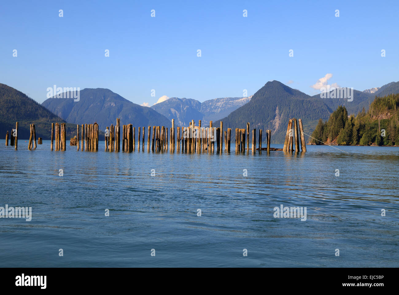 Knight inlet mountains hi-res stock photography and images - Alamy