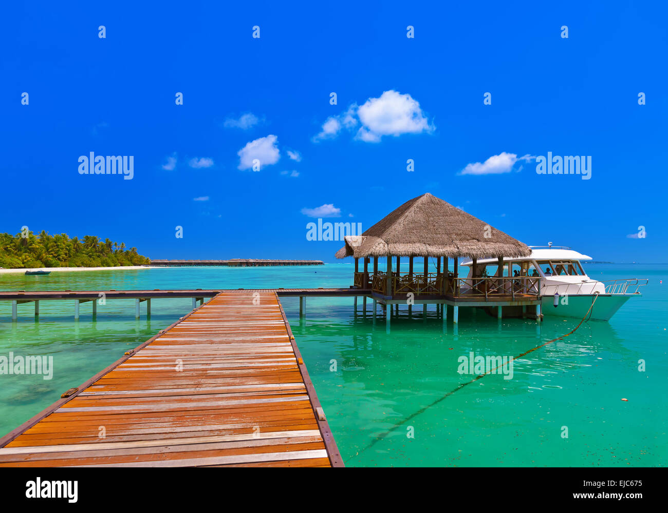 Tropical island and boat Stock Photo - Alamy