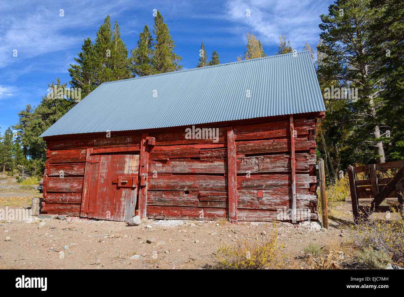 Autumn cabin hi-res stock photography and images - Alamy