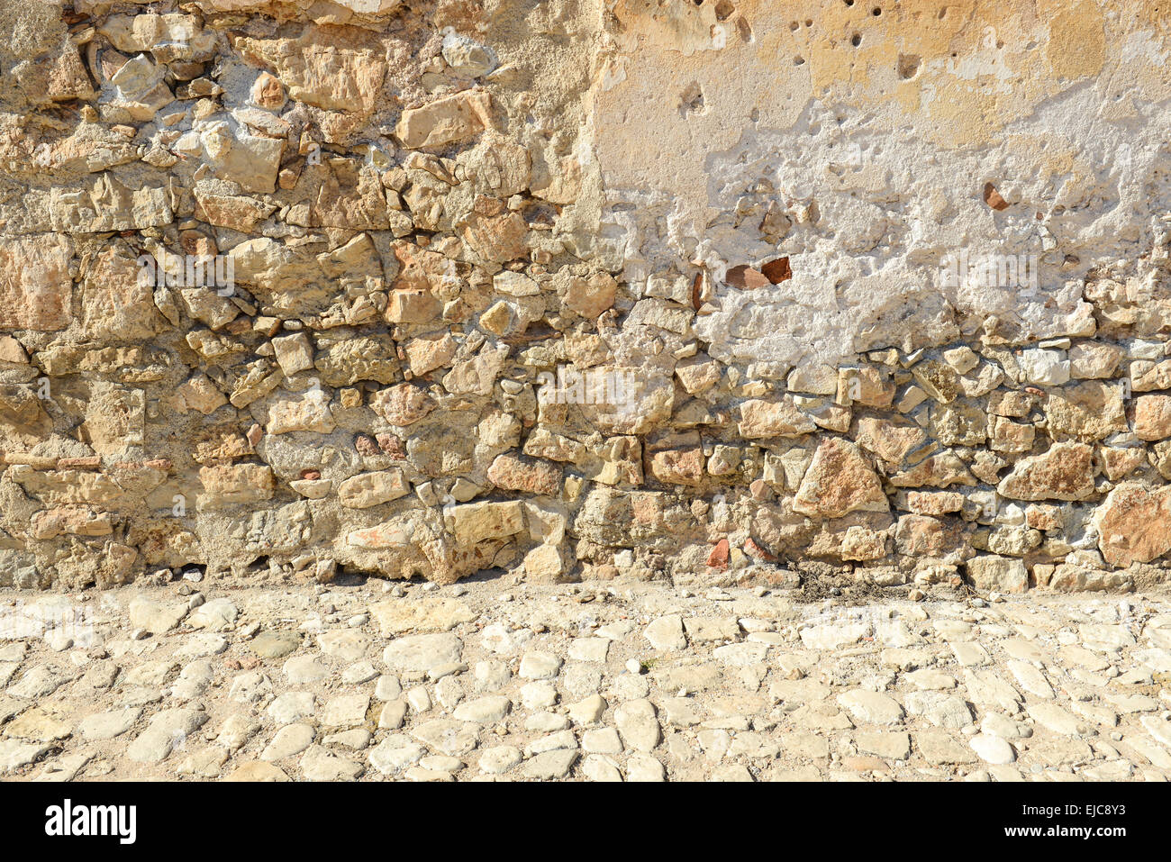 Roadside rock wall hi-res stock photography and images - Alamy
