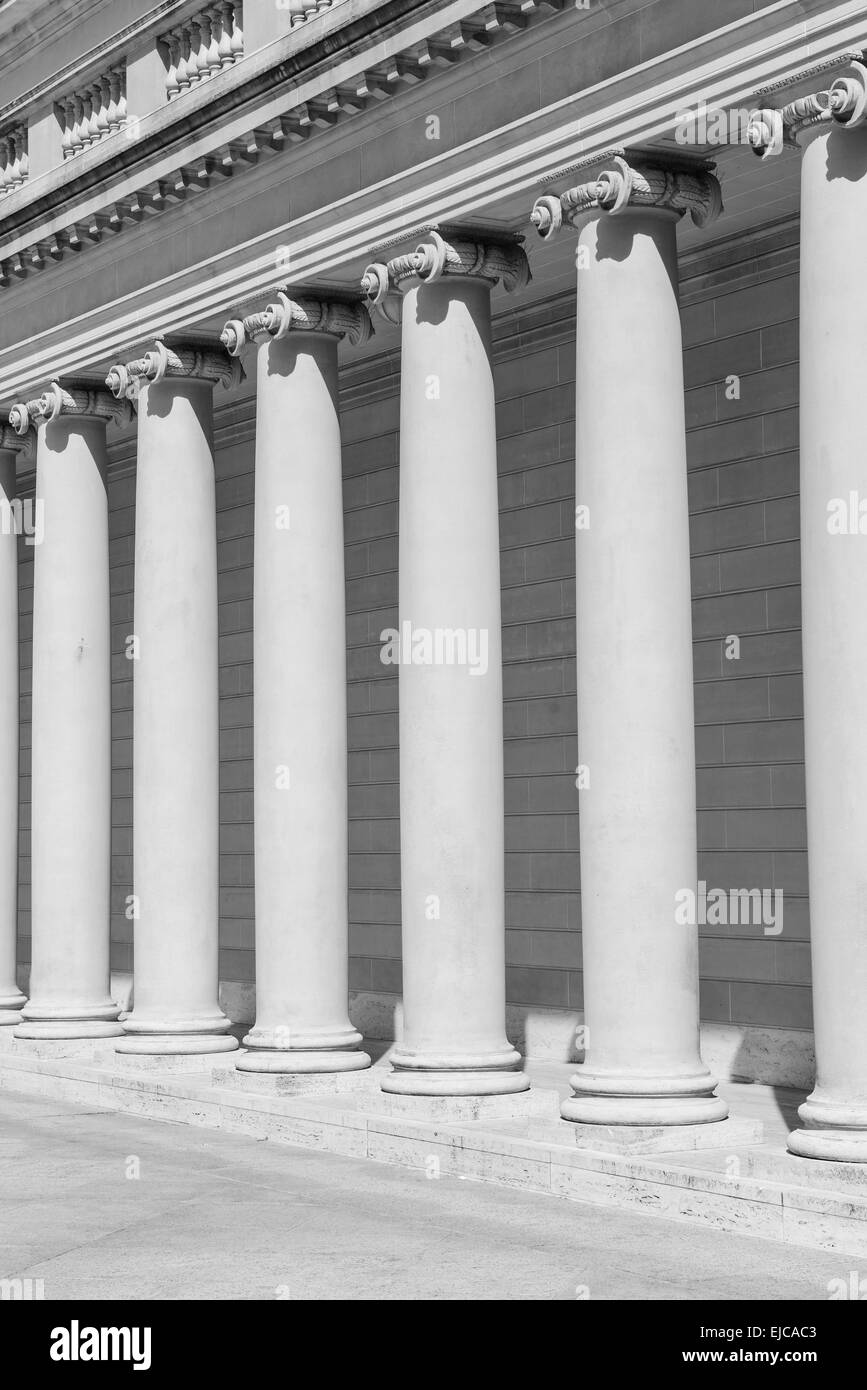 Neoclassical architecture with columns Black and White Stock Photos ...