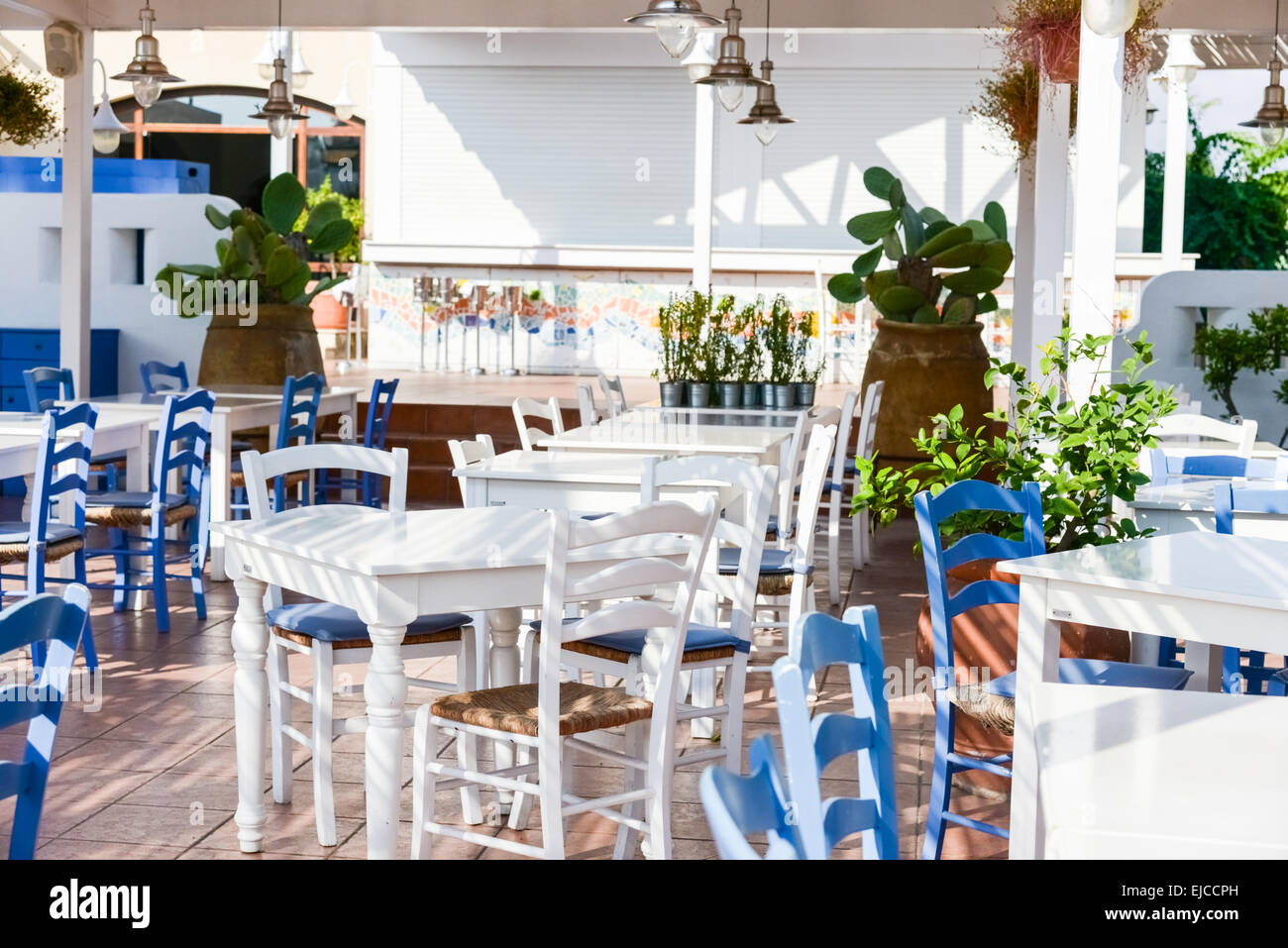 cafe table outside Stock Photo - Alamy
