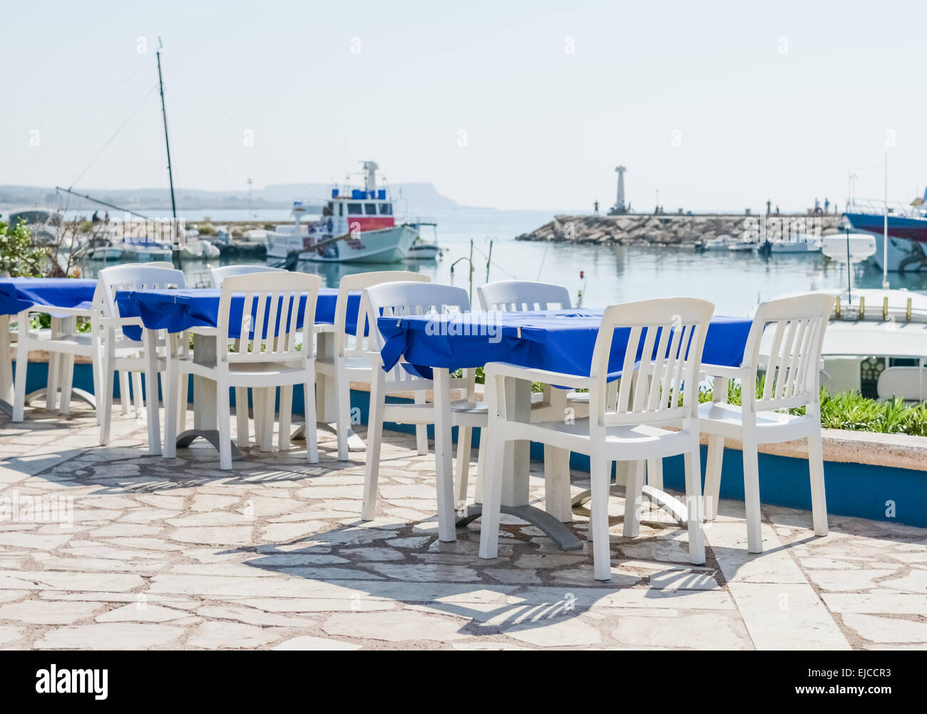 Outside pavement table hi-res stock photography and images - Alamy
