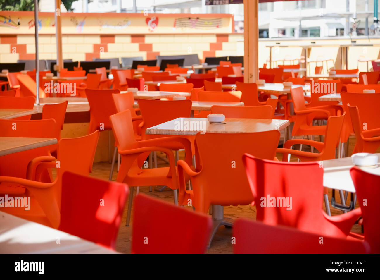 Outside table setting hi-res stock photography and images - Alamy